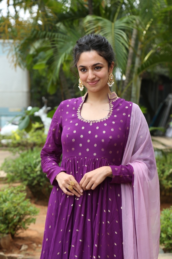 Malavika Nayar చిరునవ్వుతో కుర్రకారు గుండెల్లో మాళవిక నాయర్.. మంచి ...