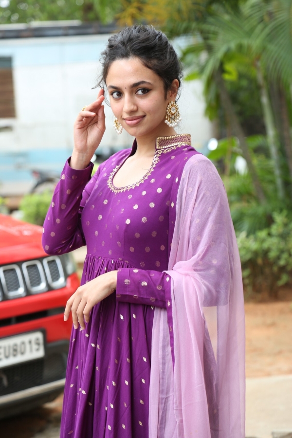 Malavika Nayar చిరునవ్వుతో కుర్రకారు గుండెల్లో మాళవిక నాయర్.. మంచి ...