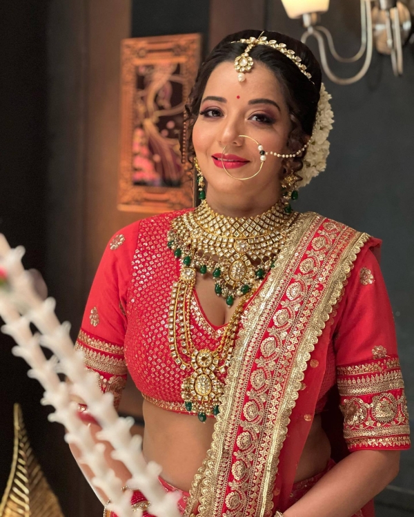 Monalisa: शादी के लाल जोड़े में दुल्हन सी सजी मोनालिसा, एक्ट्रेस की ...