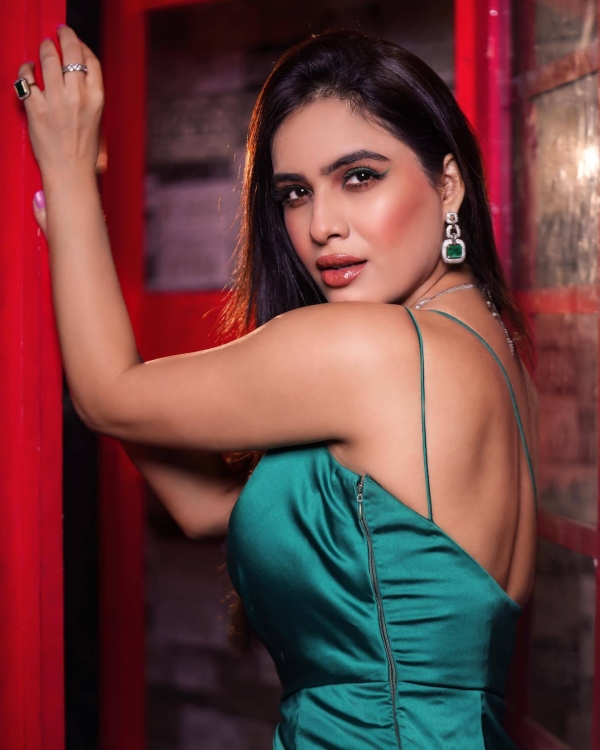 Neha Malik: नेहा मलिक ने ग्रीन टाइट ड्रेस में दिखाया हॉट लुक, तस्वीरों ...