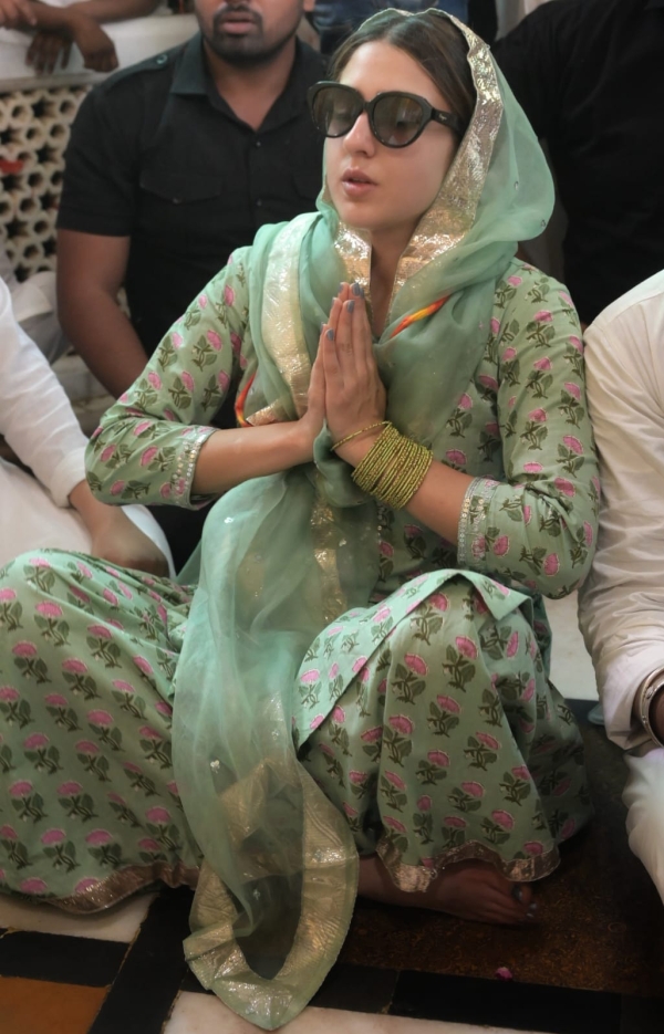 Sara Ali Khan Visits Ajmer Sharif Dargah, seeks blessings for her ...