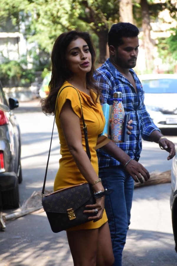 Shriya Saran ప్యాంట్ వేసుకోవడం మరిచిన శ్రీయా సరన్.. మినీ స్కర్ట్‌లో అందాల ఆరబోత | Shriya Saran ...