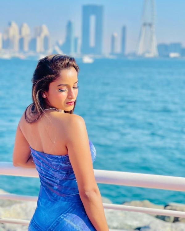 రాంగోపాల్ వర్మ హీరోయిన్ పరువాల పండగ.. బీచ్‌లో బికినీకి మించి అందాల జాతర ...