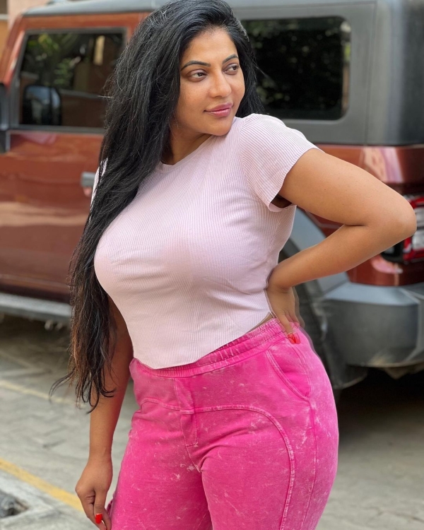 బిగ్‌బాస్ బ్యూటీ రెచ్చిపోయి నాభి అందాల ప్రదర్శన.. తెలుగు అమ్మాయి ఇంత హాట్‌గానా? | Photos Of ...