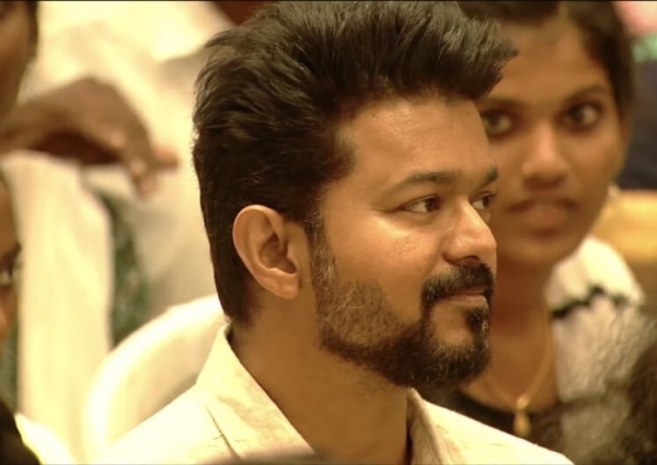 PHOTOS: ப்பா... என்னவொரு கெத்து.. மாணவர்களுடன் மாஸ் காட்டிய விஜய்! | Actor Vijay honors Students ...