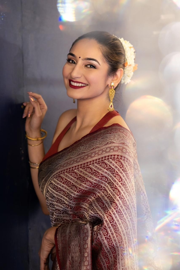 ಅಮ್ಮನ ಉಟ್ಟಿದ್ದ 30 ವರ್ಷದ ಹಳೆಯ ವಿಂಟೇಜ್ ಸೀರೆಯಲ್ಲಿ ಮಿಂಚಿದ ರಾಗಿಣಿ | Actress Ragini Dwivedi Wear her ...