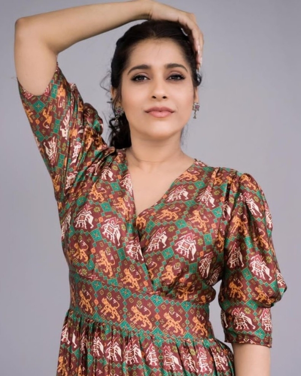 Rashmi Gautam డ్రెస్ కిందకు జరిపి రష్మీ సోకుల విందు ఎద అందాలను ఓరగా చూపిస్తూ Anchor Rashmi