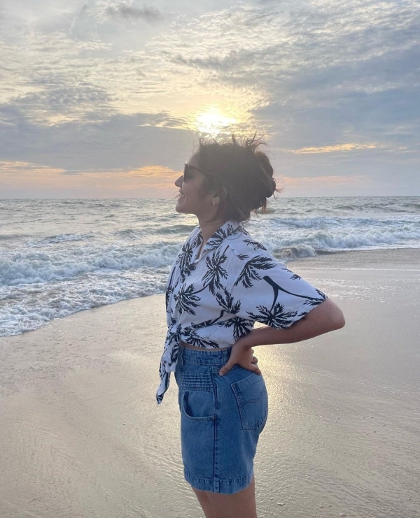 PHOTOS: பீச்சில் குட்டி டவுசருடன் குட்டி நயன்தாரா.. அனிகா சுரேந்தரின் ...