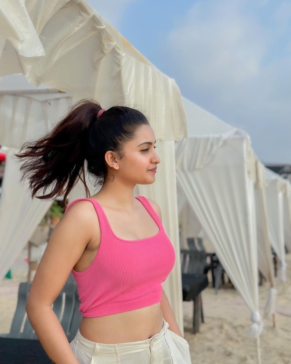 Deepika Pilli: టాప్ విప్పి దీపిక పిల్లి క్లీవేజ్ షో.. పొట్టి బట్టల్లో ...