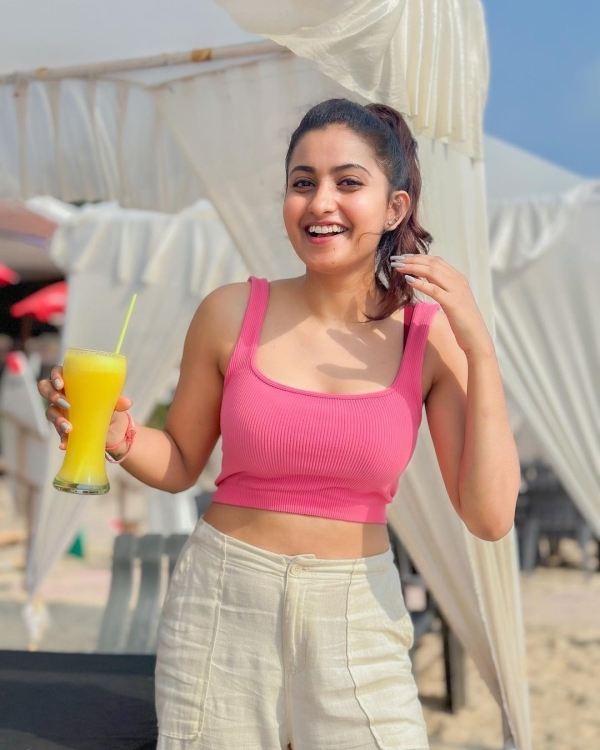 Deepika Pilli: టాప్ విప్పి దీపిక పిల్లి క్లీవేజ్ షో.. పొట్టి బట్టల్లో ...