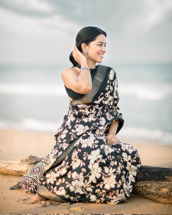 ஸ்லீவ்லெஸ் டாப்பில் கிறங்கடிக்கும் மிர்ணாளினி ரவி.. க்யூட் போட்டோஸ் ...