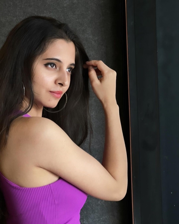 Preethi Asrani: బ్రాలో మనసు దోచుకునేలా ప్రీతి అస్రానీ అందాలు ...