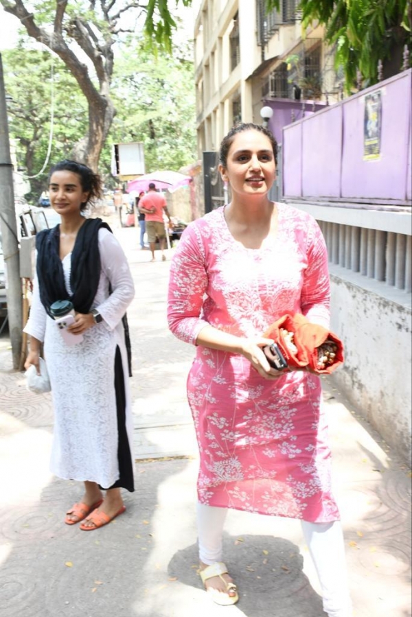 Tinsel Town celebrities Sara Ali Khan in Juhu, Malaika Arora at Diva ...