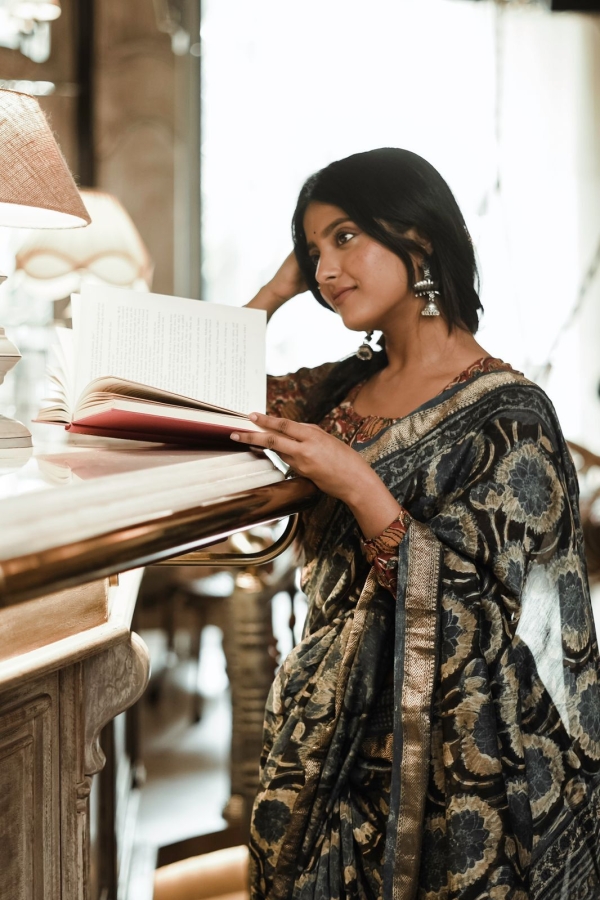 Ulka Gupta takes us back to the retro era in her striking vintage saree ...