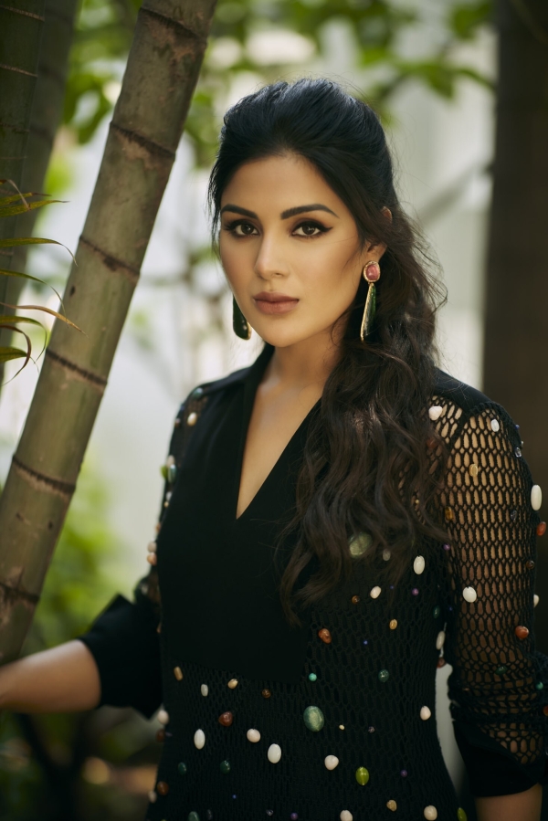 Samyuktha Menon: డోస్ పెంచిన విరూపాక్ష హీరోయిన్.. ఎద అందాలను మరింత ...