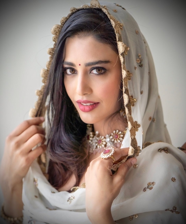 Daksha Nagarkar: గ్లామర్ కంచె తెంచేసిన దక్ష.. భారీ అందాలు మొత్తం ...