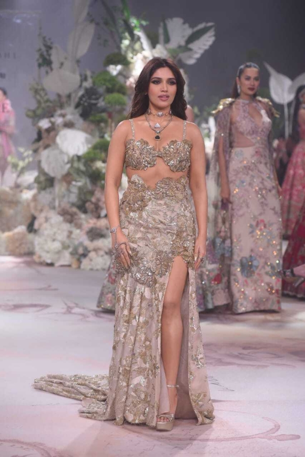 Bhumi Pednekar Steals the Show as Varun Bahl's Showstopper in ...