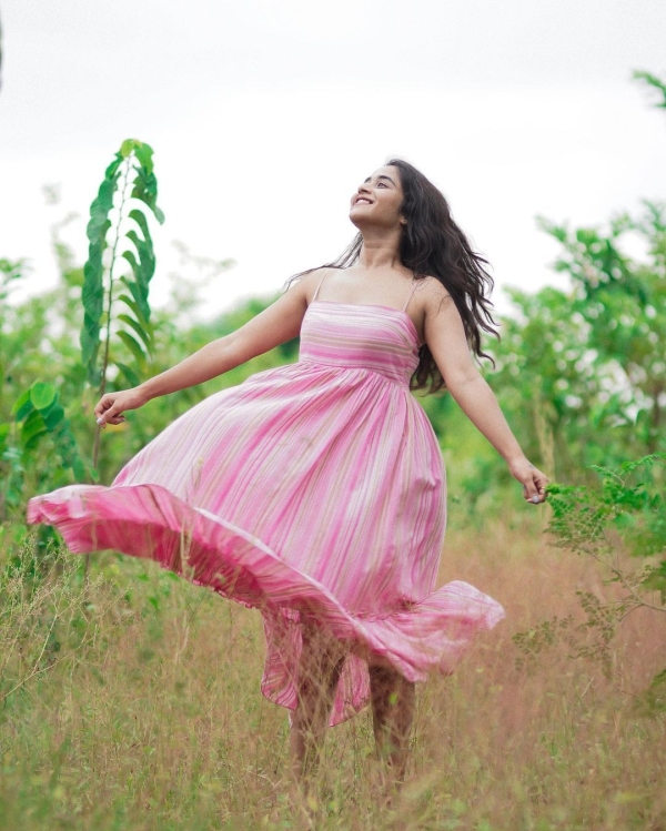 Deepthi Sunaina: ప్రకృతిలో దీప్తి సునైనా అందాల ప్రదర్శన.. గ్లామర్ ...