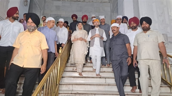 Divine Beginnings: Parineeti Chopra and Raghav Chadha Seek Blessings at ...