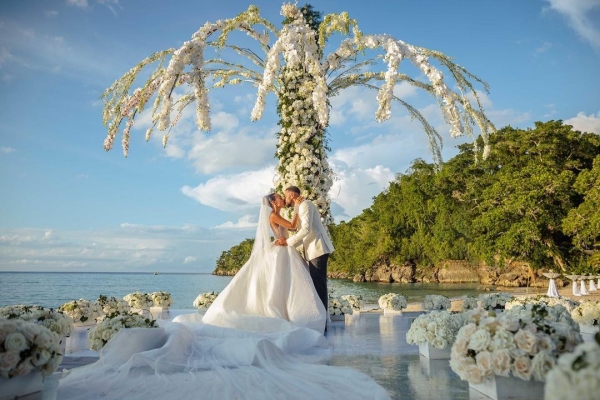 Former Little Mix Singer Leigh-Anne Pinnock Shares Breathtaking Beach ...