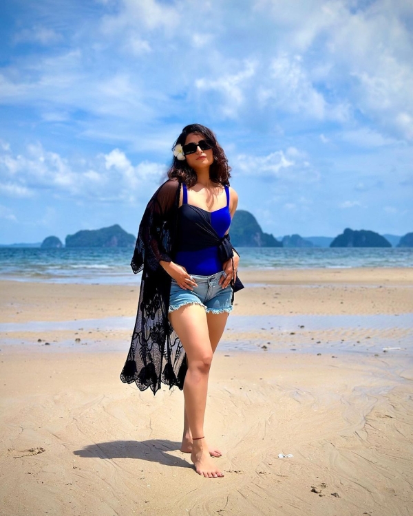 Khatron Ke Khiladi 13: Aishwarya Sharma Sizzles in a Monokini, Becomes ...