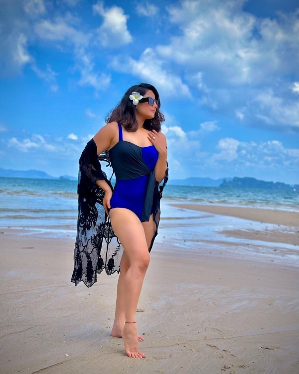 Khatron Ke Khiladi 13: Aishwarya Sharma Sizzles in a Monokini, Becomes Neil Bhatt's Captivating ...