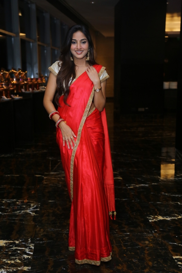 Pranavi Manukonda సోషల్ మీడియా సెన్సేషన్ ప్రణవి మానుకొండ.. చీరకట్టులో ...