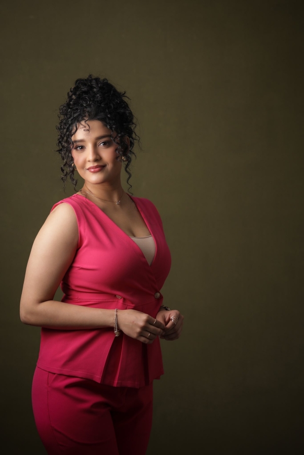 Ritika Singh ఎద అందాలు జోరు..కంటి చూపుతోనే కవ్వింపు | Actress Ritika ...