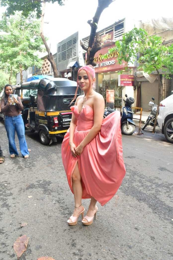 Uorfi Javed Steals the Spotlight with Her Daring Fashion Outing in Andheri
