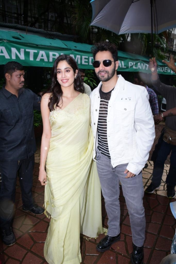 Varun Dhawan and Janhvi Kapoor snapped promoting thier Film Bawaal at ...