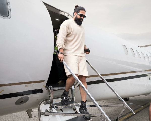 Yash Makes a Glittering Mark in Malaysia, Unveils Gold Showroom and ...