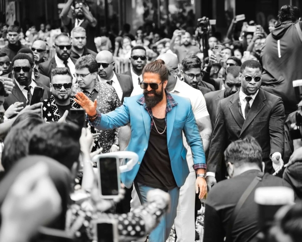 Yash Makes a Glittering Mark in Malaysia, Unveils Gold Showroom and ...