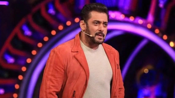 Bigg Boss Ott 2 Elvish Yadav Lifts Bigg Boss Ott 2 Trophy Takes Home