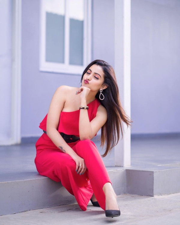 Deepika Pilli: ముద్దులతో రెచ్చగొడుతున్న దీపిక పిల్లి.. క్యూట్ పిక్స్ ...
