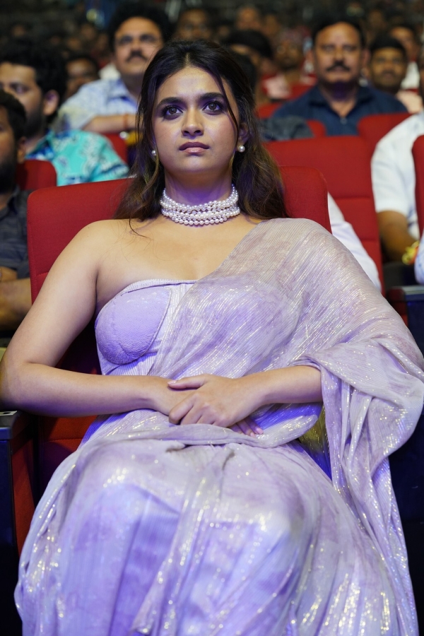 అందాలతో మతి పోగొట్టిన కీర్తీ సురేష్.. గ్లామర్ ఫ్రీ సర్వీస్‌తో మహానటి ...