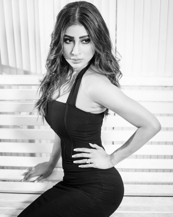 Mouni Roy: గ్లామర్ షోకి నాగిని భామ సరికొత్త నిర్వచనం.. అలల మధ్య ఆ ...