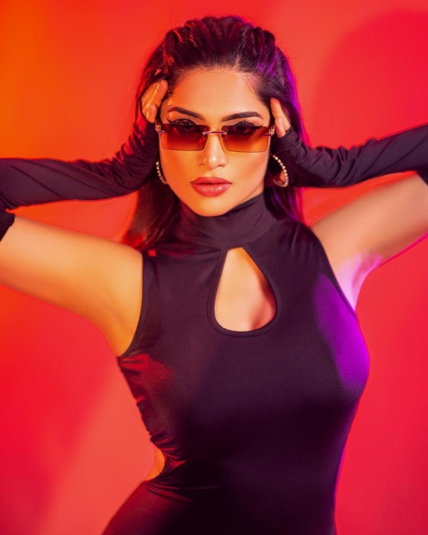 బిగ్ బాస్ బ్యూటీ శుభ శ్రీ అందాల ఊచకోత... హీరోయిన్లను మించిపోయిందిగా ...