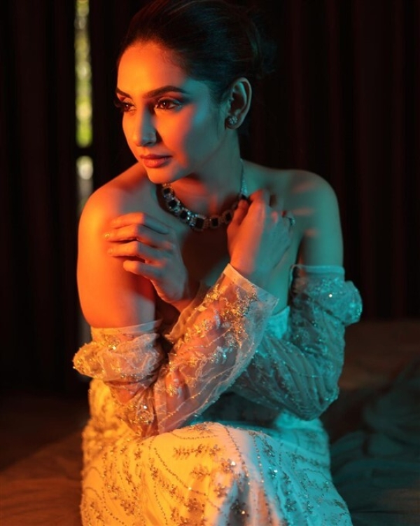 Ragini Dwivedi: ಸ್ಟ್ರಾಪ್‌ಲೆಸ್ ಡ್ರೆಸ್‌ನಲ್ಲಿ ತುಪ್ಪದ ಬೆಡಗಿ ರಾಗಿಣಿ ದ್ವಿವೇದಿ ...