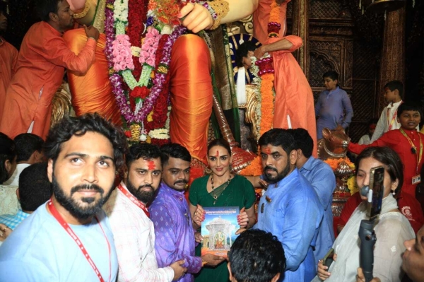 Ganesh Chaturthi 2023: Esha Deol Adorns Green Sari and Traditional Nath ...