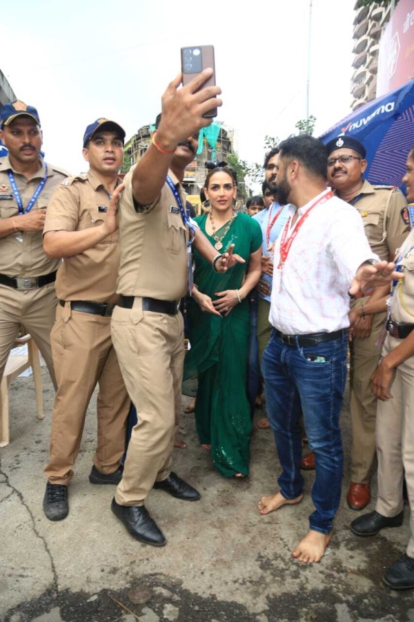 Ganesh Chaturthi 2023: Esha Deol Adorns Green Sari and Traditional Nath ...