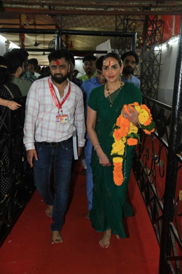 Ganesh Chaturthi 2023: Esha Deol Adorns Green Sari and Traditional Nath ...