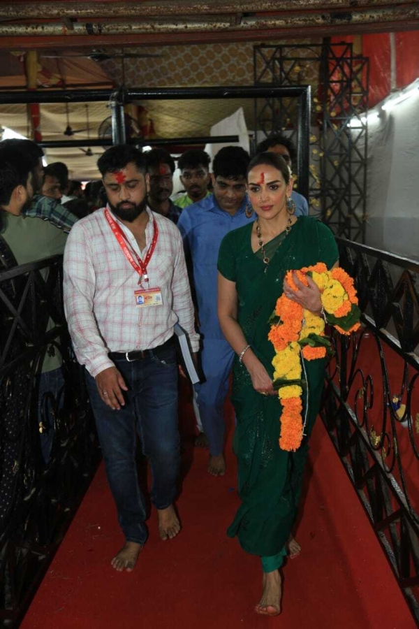 Ganesh Chaturthi 2023: Esha Deol Adorns Green Sari and Traditional Nath ...
