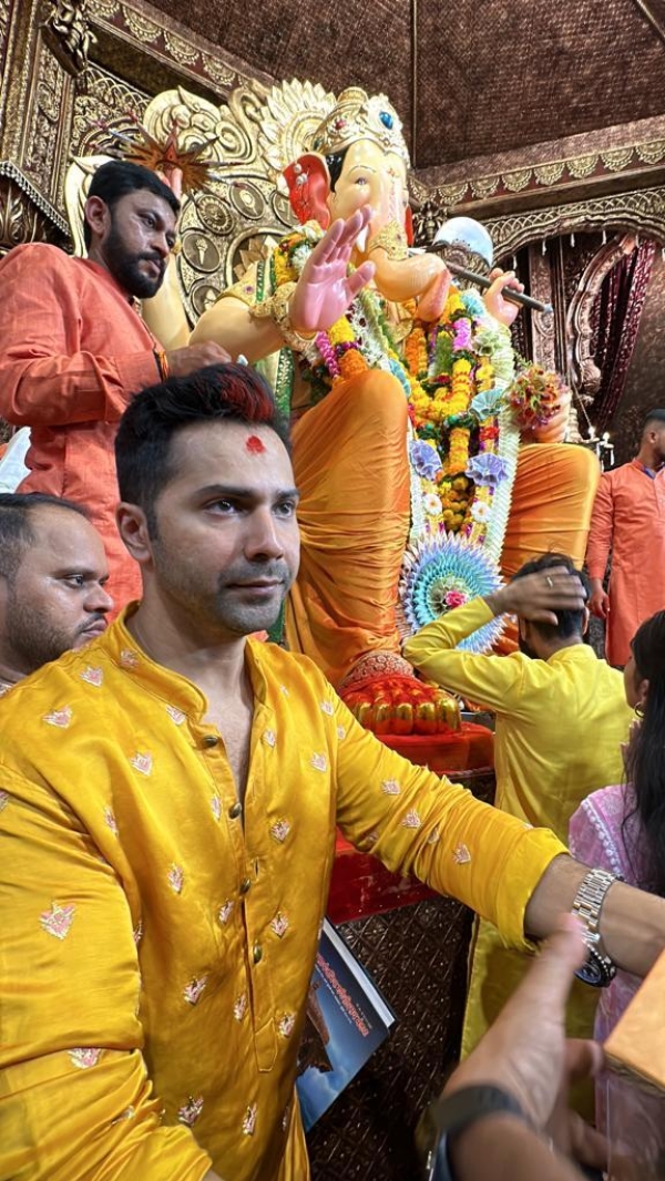 Ganesh Chaturthi 2023: Varun Dhawan Seeks Blessings at Lalbaugcha Raja