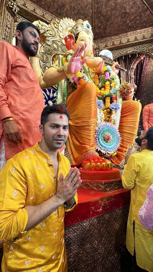 Ganesh Chaturthi 2023: Varun Dhawan Seeks Blessings at Lalbaugcha Raja