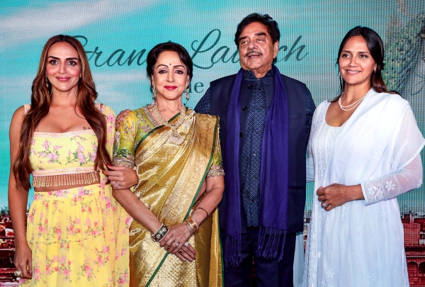 Hema Malini, Esha Deol, Ahana Deol Joined by Veteran Stars at 'Chal ...