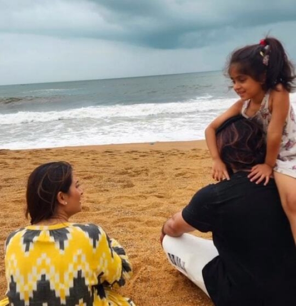 Rocking Star Yash And Radhika Pandit With Their Kids Enjoy Beach ...