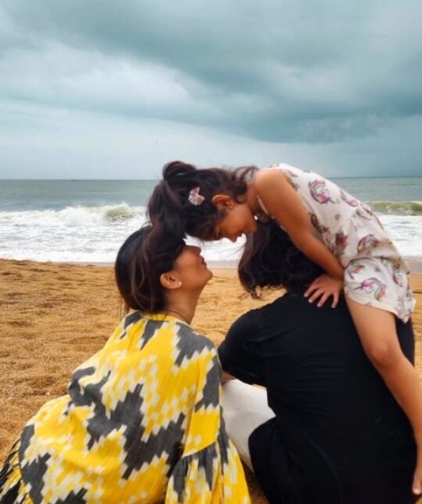 Rocking Star Yash And Radhika Pandit With Their Kids Enjoy Beach ...