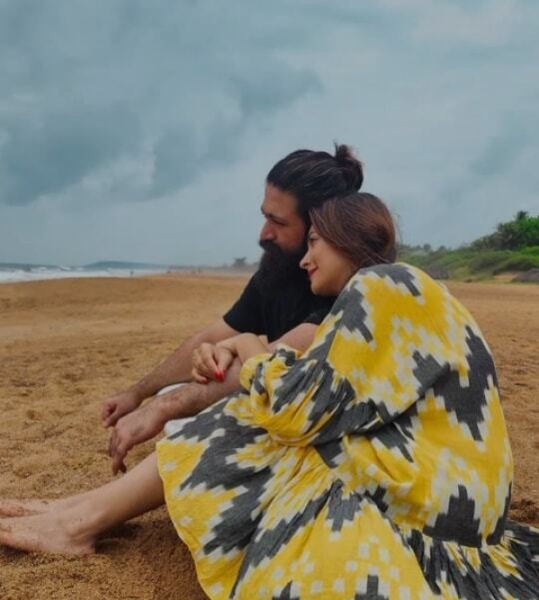 Rocking Star Yash And Radhika Pandit With Their Kids Enjoy Beach ...