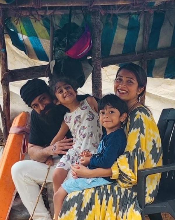 Rocking Star Yash And Radhika Pandit With Their Kids Enjoy Beach ...