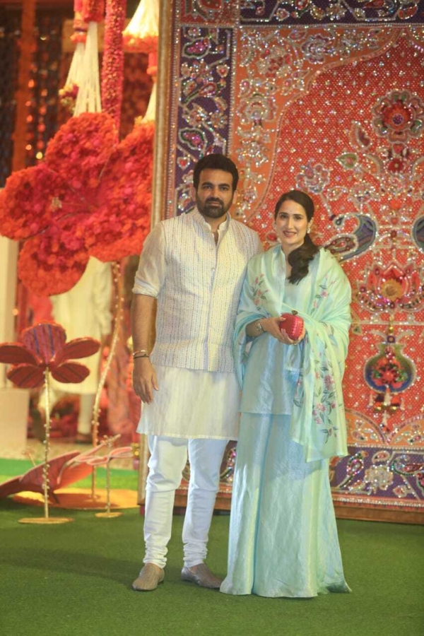 Salman Khan, Sara Ali Khan, Anil Kapoor, Rekha and other Celebs at Ambani's Ganesh Chaturthi ...